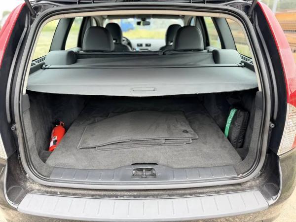 Melns Volvo V50 2011 Rīga, ar dzinēja tilpumu 2.00 L un nobraukumu 208 tūkst. km par 4995 €, foto 5 vietnē AUTOMOTO.COM.LV
