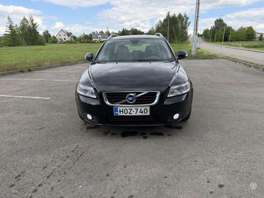 Black Volvo V50 2011 in Kelme, with an engine capacity of 1.56 L and mileage of 217 thousand km for 3350 €, photo 3 on AUTOMOTO.COM.LV