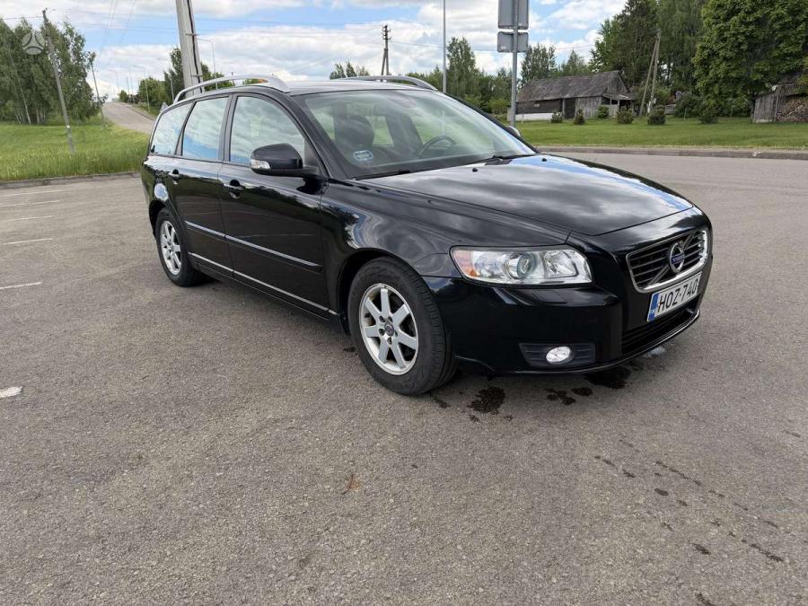 Black Volvo V50 2011 in Kelme, with an engine capacity of 1.56 L and mileage of 217 thousand km for 3350 €, photo 4 on AUTOMOTO.COM.LV
