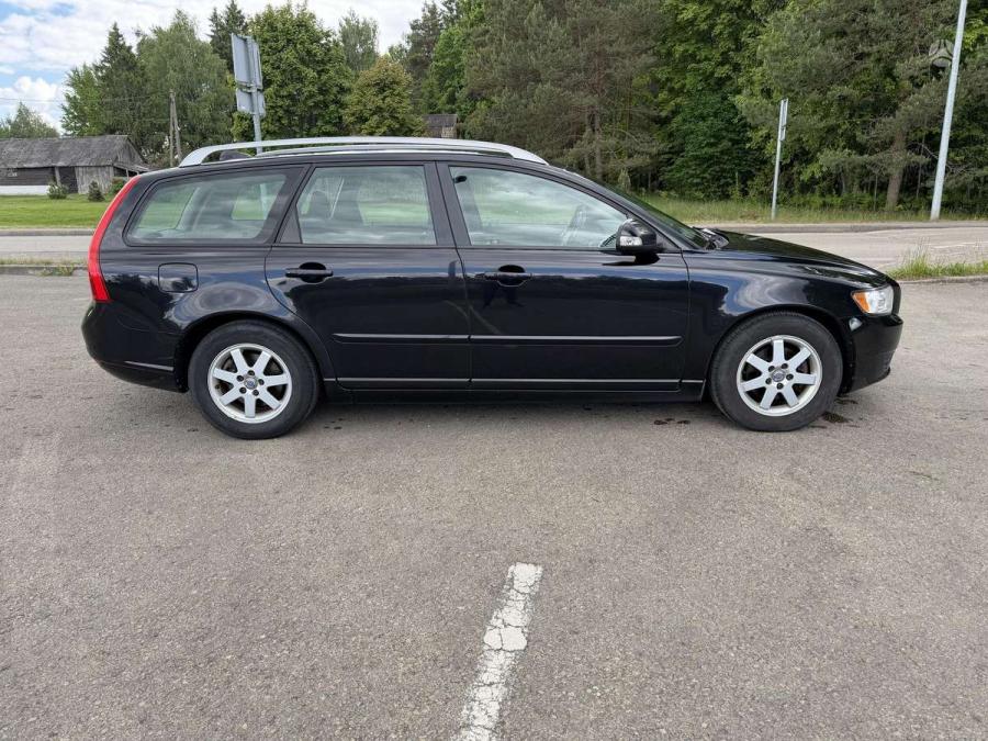 Black Volvo V50 2011 in Kelme, with an engine capacity of 1.56 L and mileage of 217 thousand km for 3350 €, photo 5 on AUTOMOTO.COM.LV