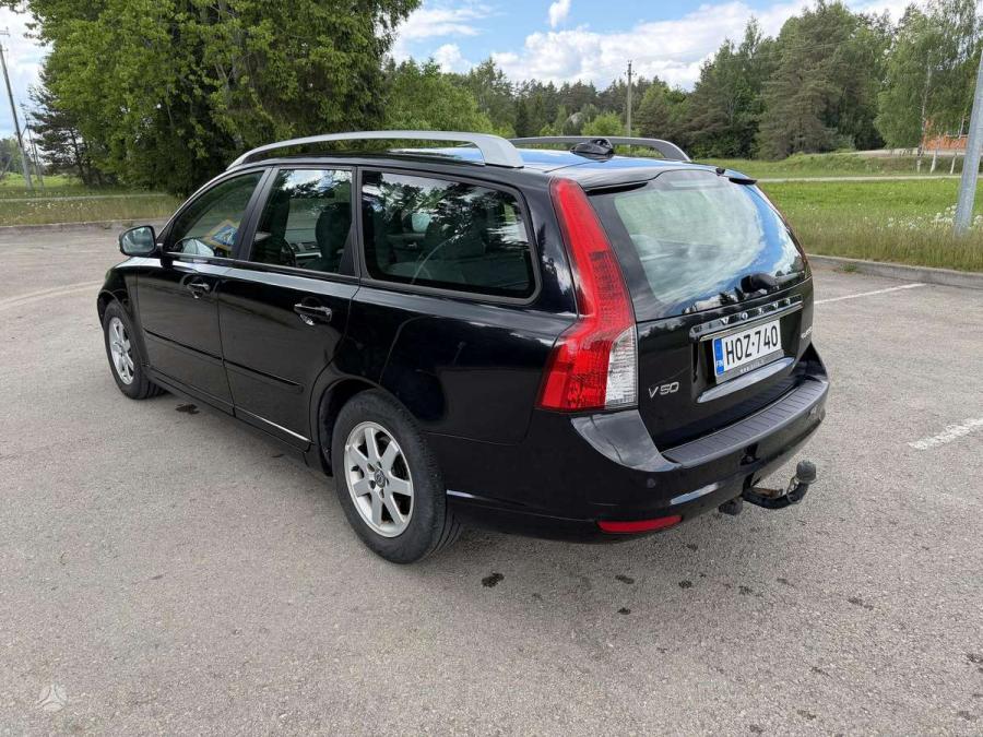 Black Volvo V50 2011 in Kelme, with an engine capacity of 1.56 L and mileage of 217 thousand km for 3350 €, photo 7 on AUTOMOTO.COM.LV