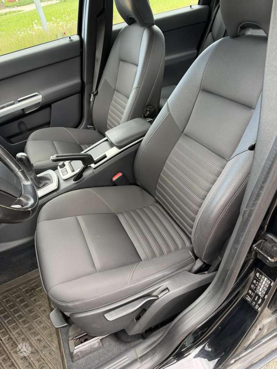 Black Volvo V50 2011 in Kelme, with an engine capacity of 1.56 L and mileage of 217 thousand km for 3350 €, photo 10 on AUTOMOTO.COM.LV