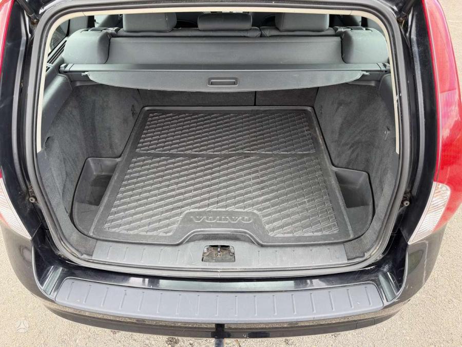 Black Volvo V50 2011 in Kelme, with an engine capacity of 1.56 L and mileage of 217 thousand km for 3350 €, photo 12 on AUTOMOTO.COM.LV