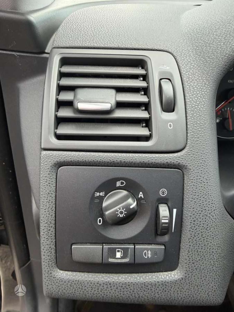 Black Volvo V50 2011 in Kelme, with an engine capacity of 1.56 L and mileage of 217 thousand km for 3350 €, photo 13 on AUTOMOTO.COM.LV