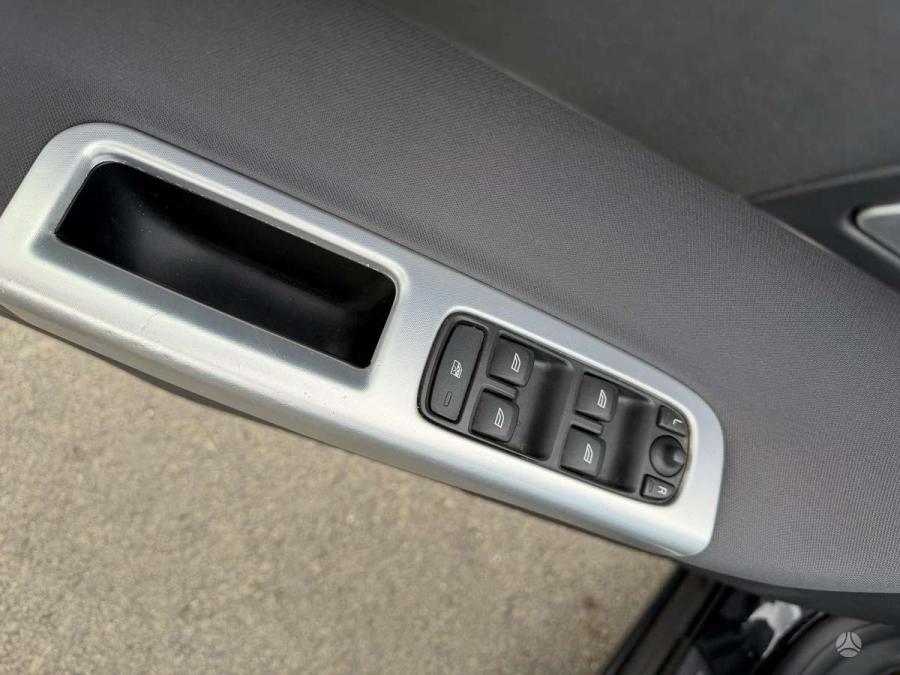 Black Volvo V50 2011 in Kelme, with an engine capacity of 1.56 L and mileage of 217 thousand km for 3350 €, photo 14 on AUTOMOTO.COM.LV