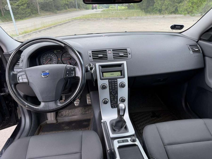 Black Volvo V50 2011 in Kelme, with an engine capacity of 1.56 L and mileage of 217 thousand km for 3350 €, photo 16 on AUTOMOTO.COM.LV