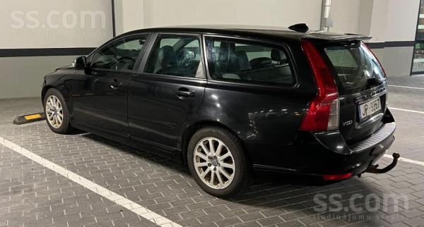 Black Volvo V50 2011 in Riga, with an engine capacity of 1.60 L and mileage of 455 thousand km for 2500 €, photo 3 on AUTOMOTO.COM.LV