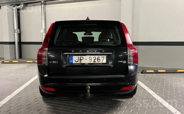 Black Volvo V50 2011 in Riga, with an engine capacity of 1.60 L and mileage of 455 thousand km for 2500 €, photo 4 on AUTOMOTO.COM.LV