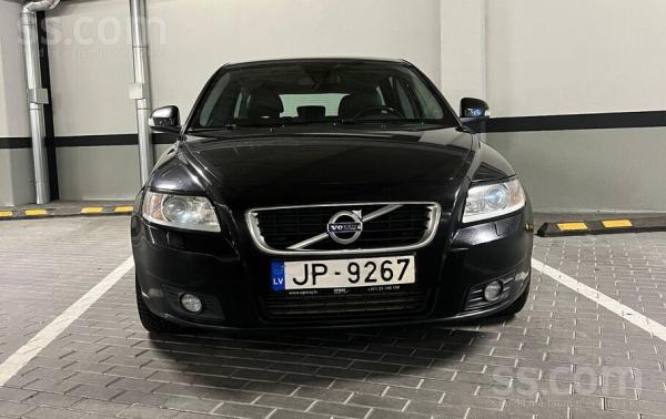 Black Volvo V50 2011 in Riga, with an engine capacity of 1.60 L and mileage of 455 thousand km for 2500 €, photo 5 on AUTOMOTO.COM.LV