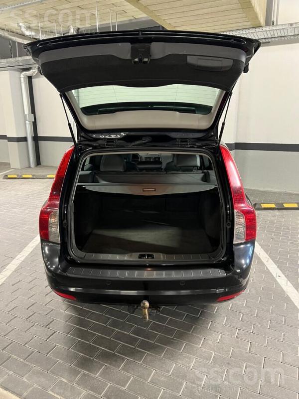 Black Volvo V50 2011 in Riga, with an engine capacity of 1.60 L and mileage of 455 thousand km for 2500 €, photo 8 on AUTOMOTO.COM.LV
