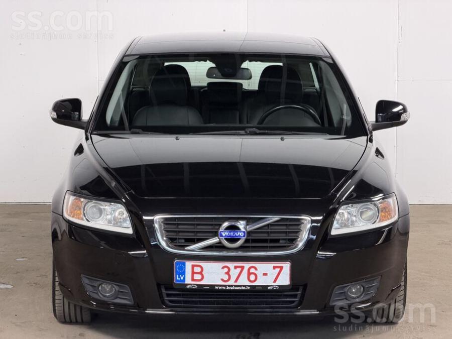 Black Volvo V50 2011 in Jurmala, with an engine capacity of 1.60 L and mileage of 325 thousand km for 4750 €, photo 4 on AUTOMOTO.COM.LV