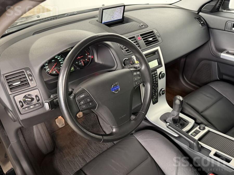 Black Volvo V50 2011 in Jurmala, with an engine capacity of 1.60 L and mileage of 325 thousand km for 4750 €, photo 14 on AUTOMOTO.COM.LV