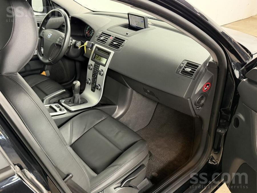 Black Volvo V50 2011 in Jurmala, with an engine capacity of 1.60 L and mileage of 325 thousand km for 4750 €, photo 18 on AUTOMOTO.COM.LV