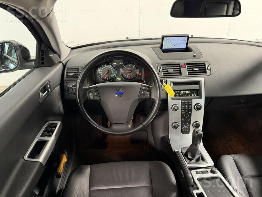 Black Volvo V50 2011 in Jurmala, with an engine capacity of 1.60 L and mileage of 325 thousand km for 4750 €, photo 23 on AUTOMOTO.COM.LV