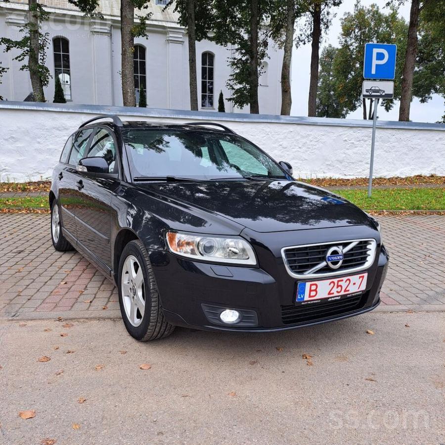 Black Volvo V50 2011 in Rezekne, with an engine capacity of 1.60 L and mileage of 0 thousand km for 3900 €, photo 3 on AUTOMOTO.COM.LV