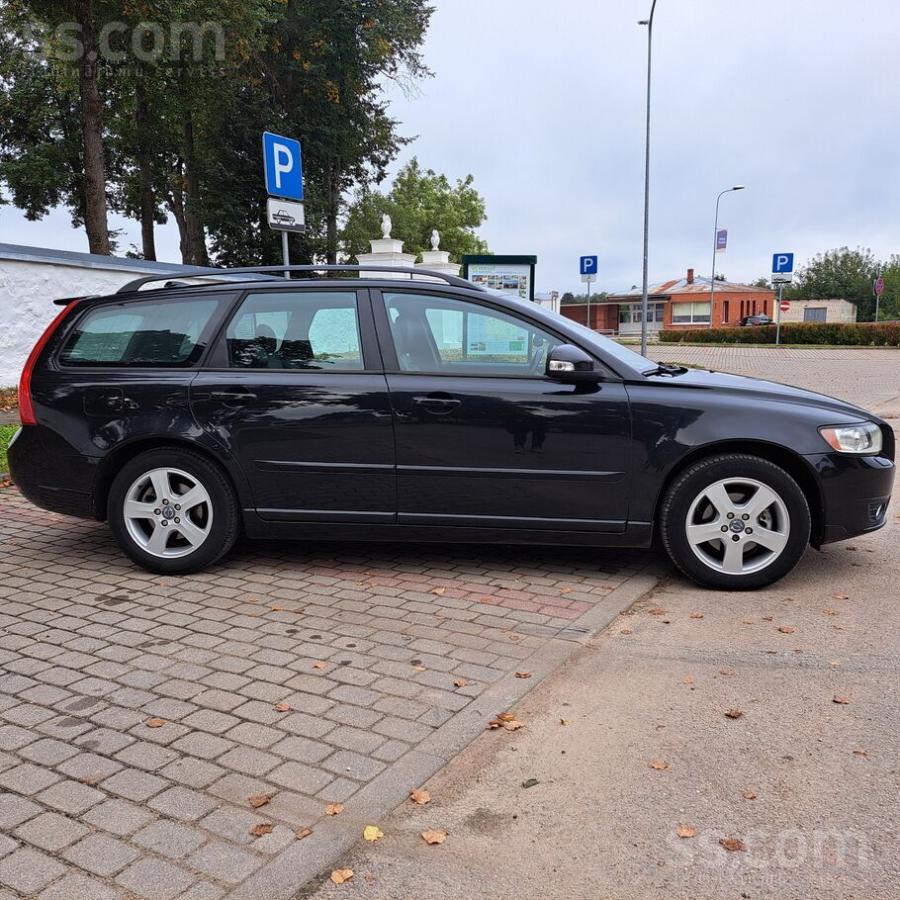 Black Volvo V50 2011 in Rezekne, with an engine capacity of 1.60 L and mileage of 0 thousand km for 3900 €, photo 4 on AUTOMOTO.COM.LV