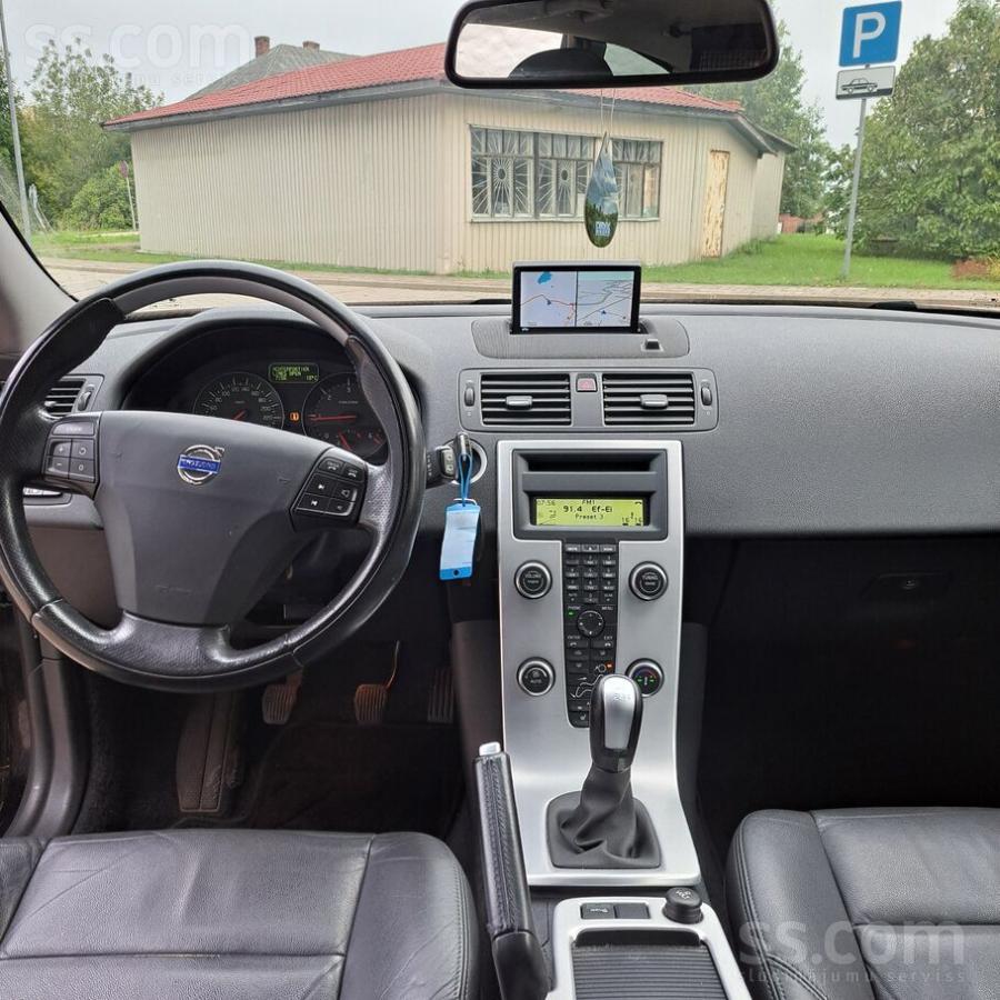 Black Volvo V50 2011 in Rezekne, with an engine capacity of 1.60 L and mileage of 0 thousand km for 3900 €, photo 8 on AUTOMOTO.COM.LV