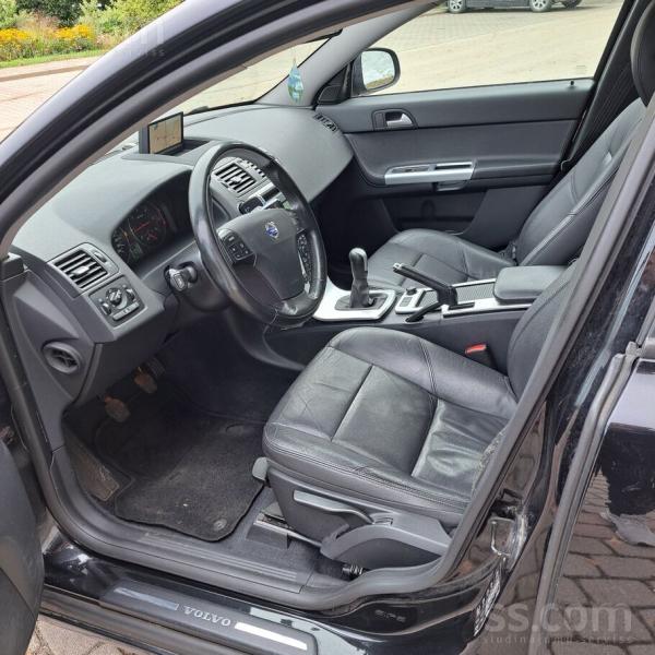 Black Volvo V50 2011 in Rezekne, with an engine capacity of 1.60 L and mileage of 0 thousand km for 3900 €, photo 9 on AUTOMOTO.COM.LV