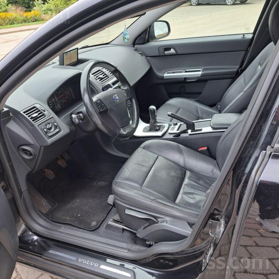 Black Volvo V50 2011 in Rezekne, with an engine capacity of 1.60 L and mileage of 0 thousand km for 3900 €, photo 9 on AUTOMOTO.COM.LV