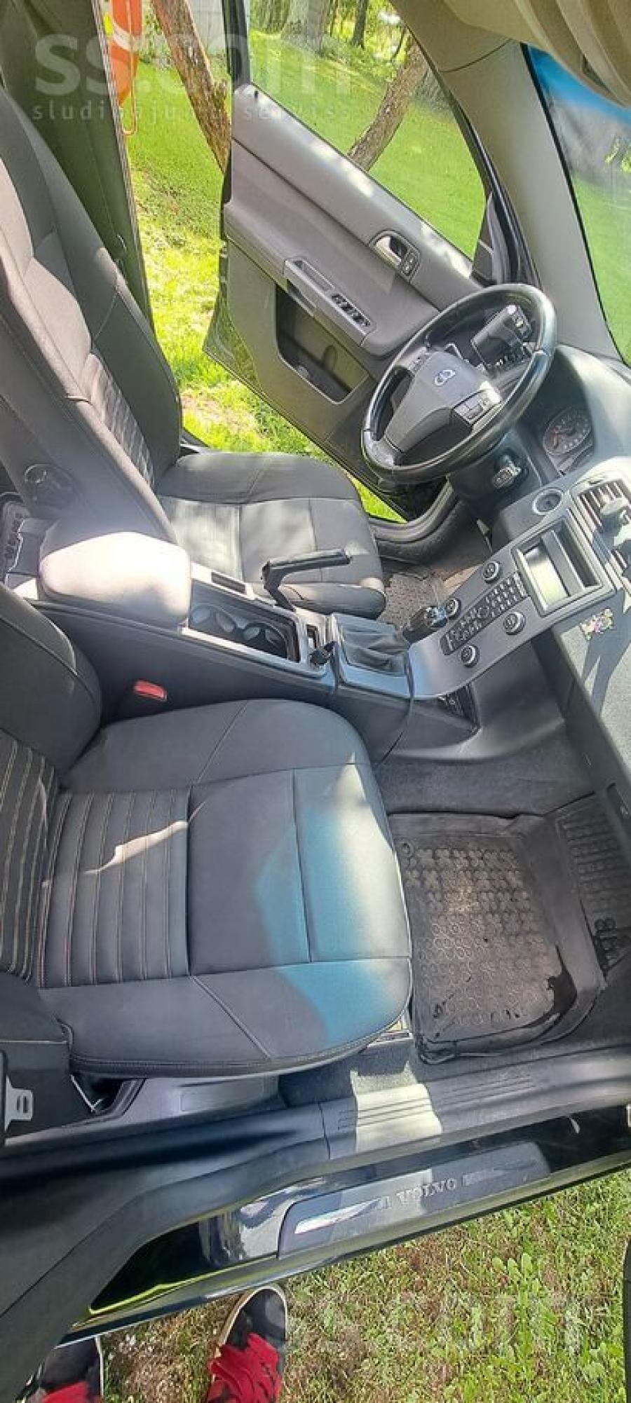 Black Volvo V50 2011 in Riga, with an engine capacity of 1.60 L and mileage of 392 thousand km for 1480 €, photo 7 on AUTOMOTO.COM.LV