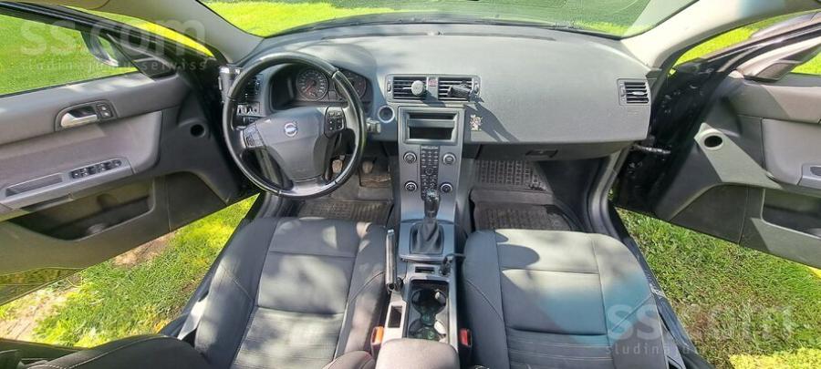 Black Volvo V50 2011 in Riga, with an engine capacity of 1.60 L and mileage of 392 thousand km for 1480 €, photo 8 on AUTOMOTO.COM.LV