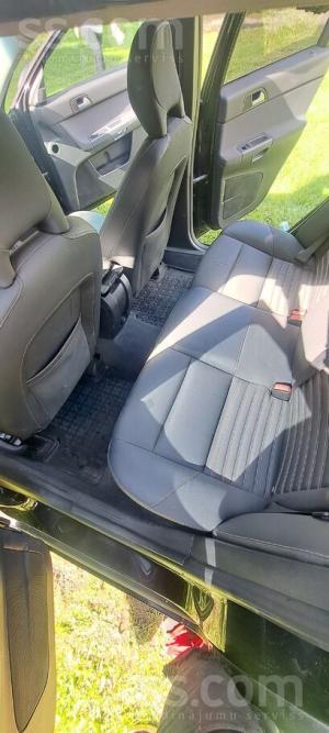 Black Volvo V50 2011 in Riga, with an engine capacity of 1.60 L and mileage of 392 thousand km for 1480 €, photo 9 on AUTOMOTO.COM.LV
