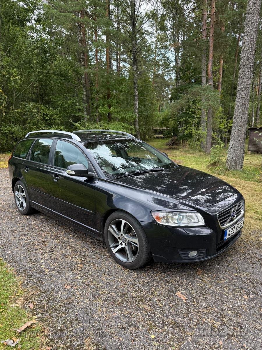Black Volvo V50 2011 in Voru, with an engine capacity of 1.60 L and mileage of 303 thousand km for 3999 €, photo 3 on AUTOMOTO.COM.LV