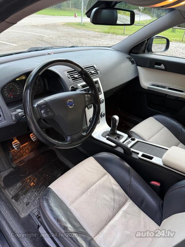 Volvo V50 2011 in Voru on AUTOMOTO.COM.LV Black Volvo V50 2011 in Voru, with an engine capacity of 1.60 L and mileage of 303 thousand km for 3999 €, photo 8 on AUTOMOTO.COM.LV
