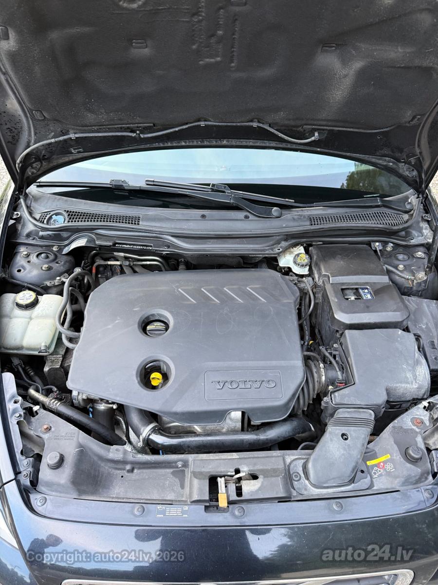 Black Volvo V50 2011 in Voru, with an engine capacity of 1.60 L and mileage of 303 thousand km for 3999 €, photo 9 on AUTOMOTO.COM.LV