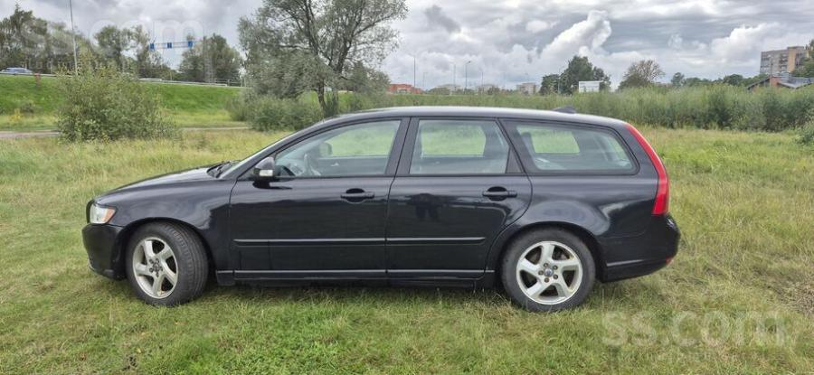 Black Volvo V50 2011 in Riga, with an engine capacity of 1.60 L and mileage of 335 thousand km for 3000 €, photo 1 on AUTOMOTO.COM.LV