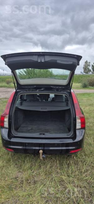 Black Volvo V50 2011 in Riga, with an engine capacity of 1.60 L and mileage of 335 thousand km for 3000 €, photo 3 on AUTOMOTO.COM.LV