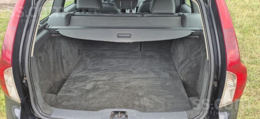Black Volvo V50 2011 in Riga, with an engine capacity of 1.60 L and mileage of 335 thousand km for 3000 €, photo 4 on AUTOMOTO.COM.LV