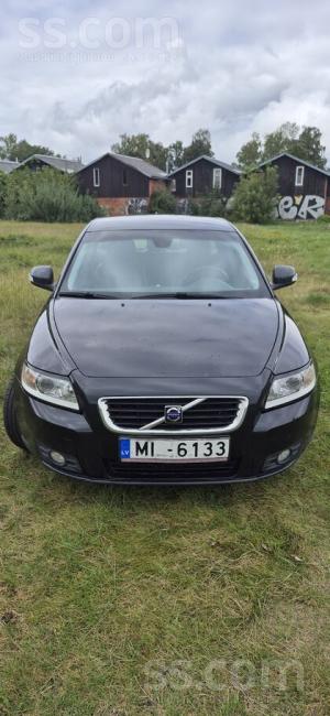 Black Volvo V50 2011 in Riga, with an engine capacity of 1.60 L and mileage of 335 thousand km for 3000 €, photo 5 on AUTOMOTO.COM.LV