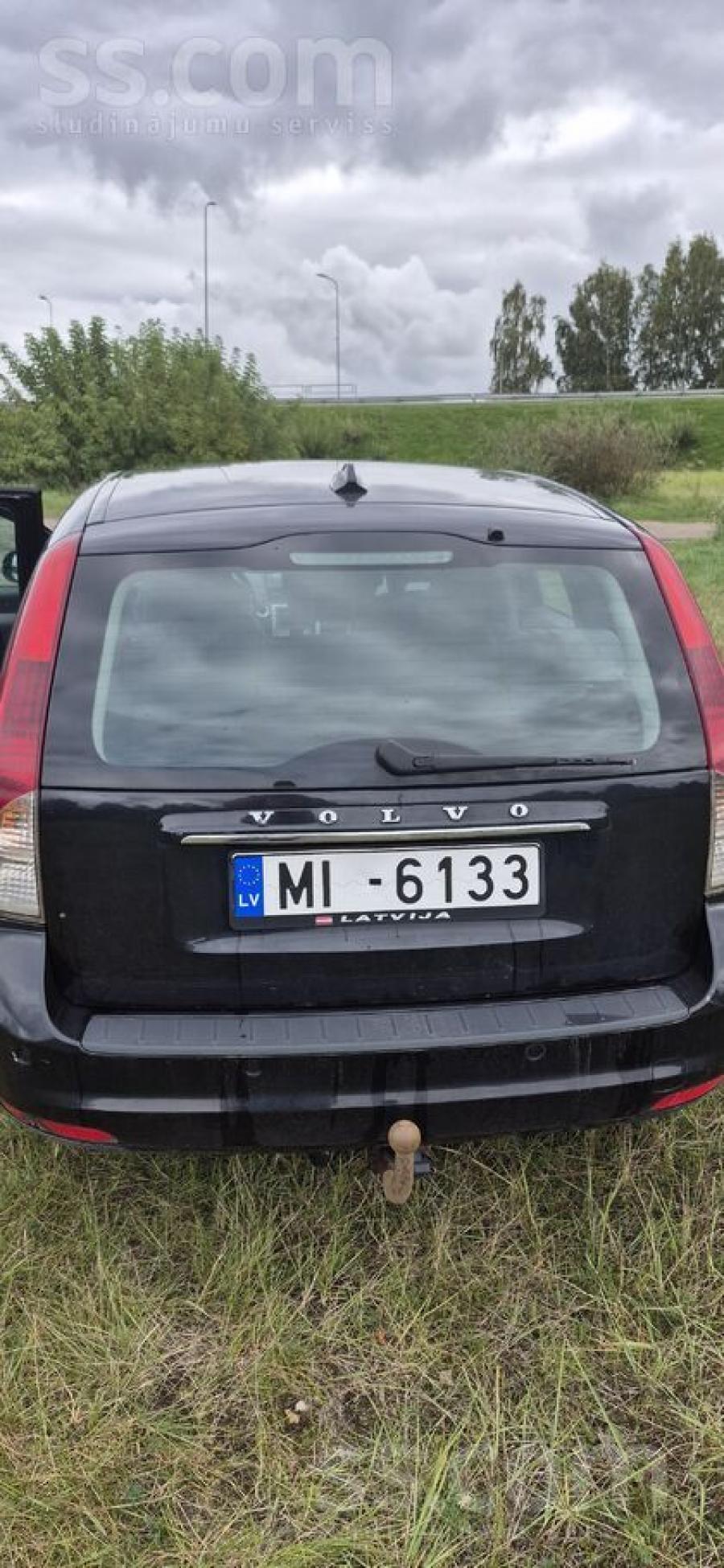 Black Volvo V50 2011 in Riga, with an engine capacity of 1.60 L and mileage of 335 thousand km for 3000 €, photo 6 on AUTOMOTO.COM.LV