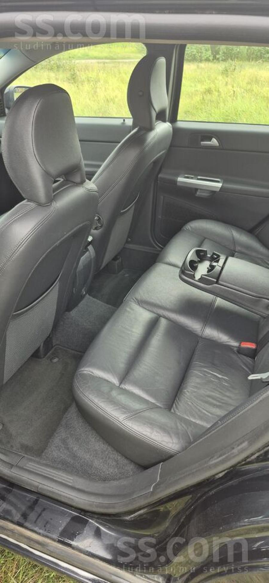 Black Volvo V50 2011 in Riga, with an engine capacity of 1.60 L and mileage of 335 thousand km for 3000 €, photo 7 on AUTOMOTO.COM.LV