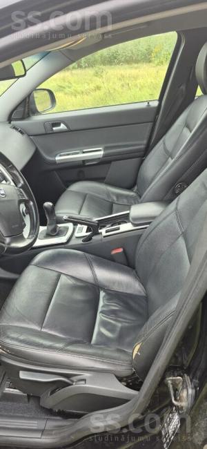 Black Volvo V50 2011 in Riga, with an engine capacity of 1.60 L and mileage of 335 thousand km for 3000 €, photo 9 on AUTOMOTO.COM.LV