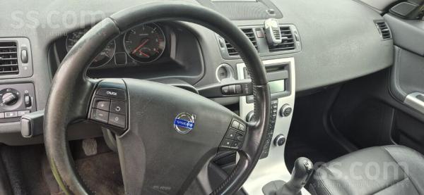 Melns Volvo V50 2011 Rīga, ar dzinēja tilpumu 1.60 L un nobraukumu 335 tūkst. km par 3000 €, foto 10 vietnē AUTOMOTO.COM.LV