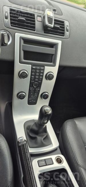 Black Volvo V50 2011 in Riga, with an engine capacity of 1.60 L and mileage of 335 thousand km for 3000 €, photo 12 on AUTOMOTO.COM.LV