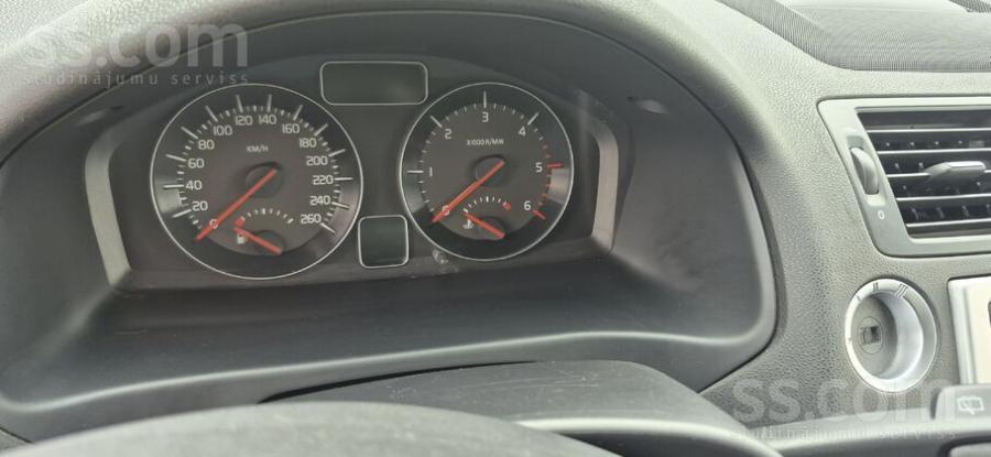 Black Volvo V50 2011 in Riga, with an engine capacity of 1.60 L and mileage of 335 thousand km for 3000 €, photo 13 on AUTOMOTO.COM.LV