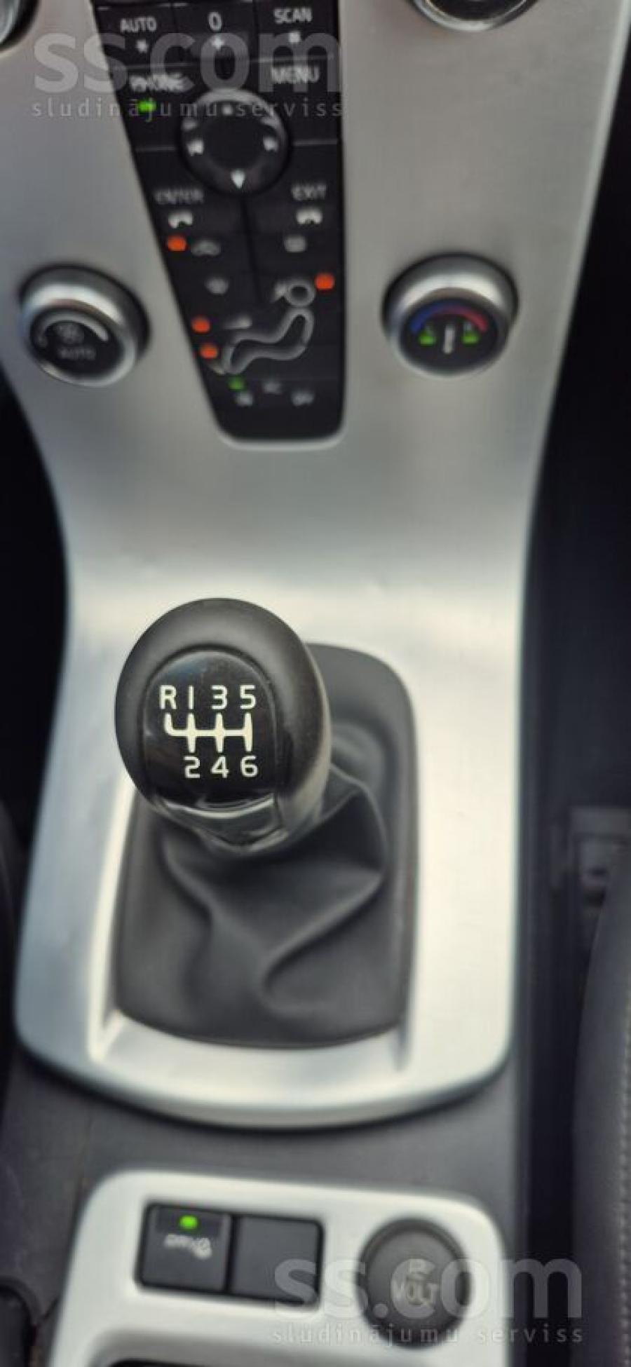 Black Volvo V50 2011 in Riga, with an engine capacity of 1.60 L and mileage of 335 thousand km for 3000 €, photo 14 on AUTOMOTO.COM.LV