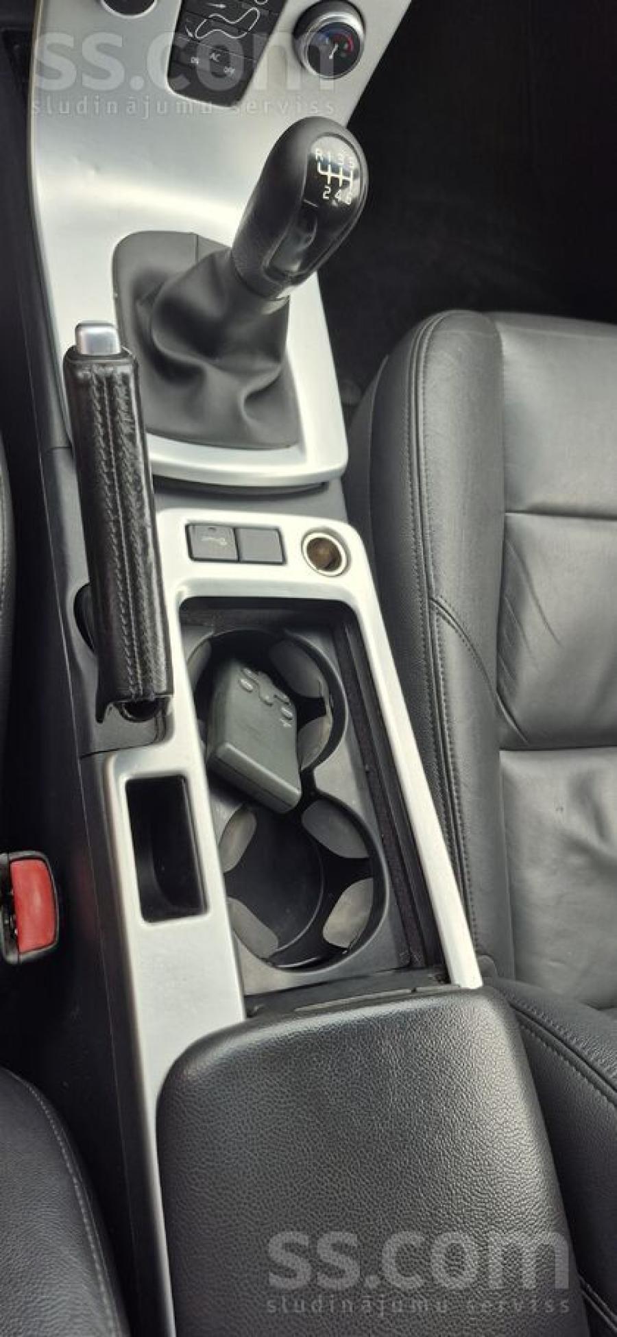 Black Volvo V50 2011 in Riga, with an engine capacity of 1.60 L and mileage of 335 thousand km for 3000 €, photo 15 on AUTOMOTO.COM.LV
