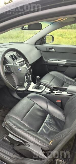 Black Volvo V50 2011 in Riga, with an engine capacity of 1.60 L and mileage of 335 thousand km for 3000 €, photo 16 on AUTOMOTO.COM.LV