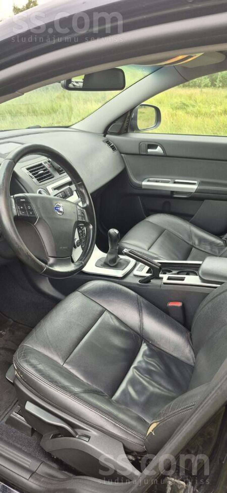 Black Volvo V50 2011 in Riga, with an engine capacity of 1.60 L and mileage of 335 thousand km for 3000 €, photo 16 on AUTOMOTO.COM.LV