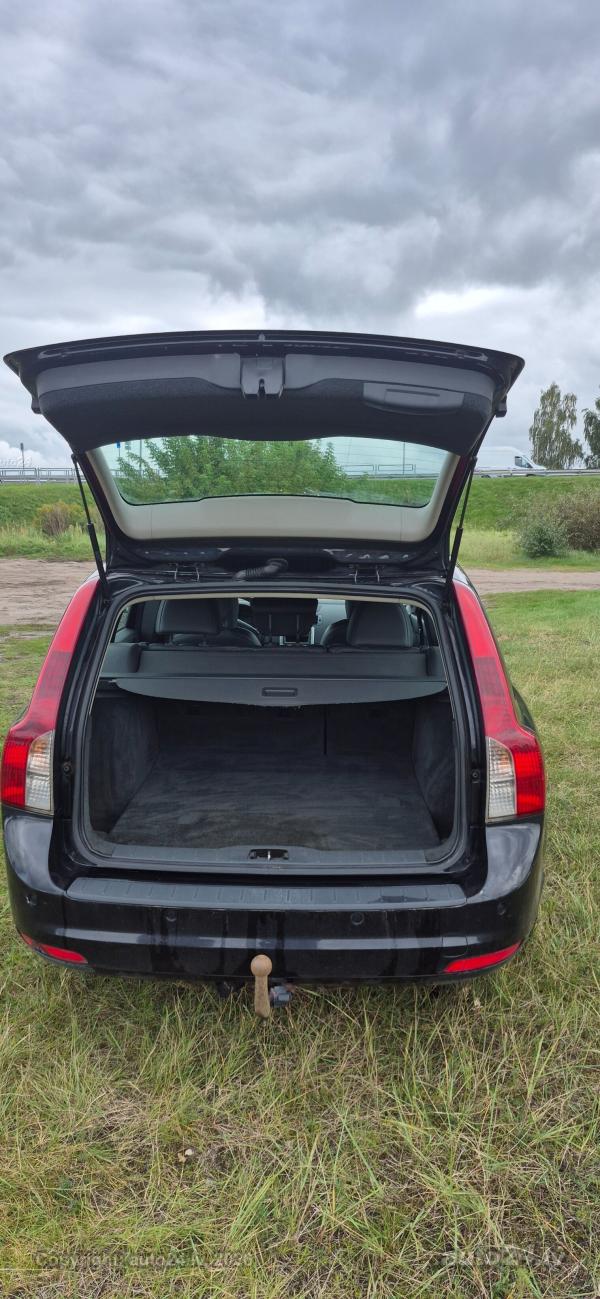 Melns Volvo V50 2011 Rīga, ar dzinēja tilpumu 1.60 L un nobraukumu 335 tūkst. km par 3000 €, foto 4 vietnē AUTOMOTO.COM.LV
