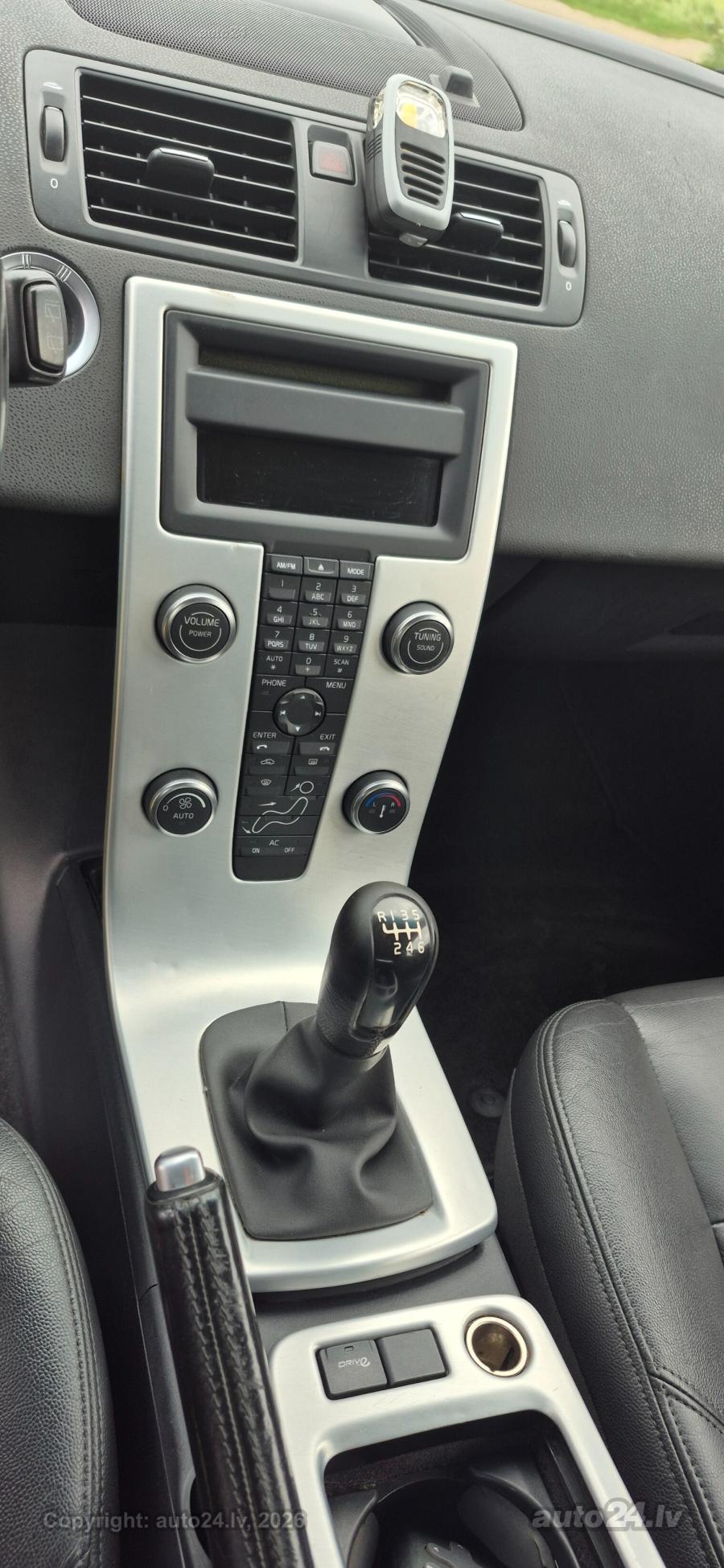 Melns Volvo V50 2011 Rīga, ar dzinēja tilpumu 1.60 L un nobraukumu 335 tūkst. km par 3000 €, foto 13 vietnē AUTOMOTO.COM.LV