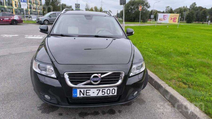 Black Volvo V50 2011 in Riga, with an engine capacity of 1.60 L and mileage of 302 thousand km for 2990 €, photo 5 on AUTOMOTO.COM.LV