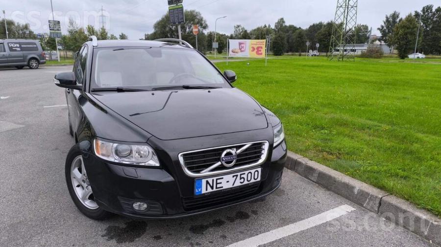 Black Volvo V50 2011 in Riga, with an engine capacity of 1.60 L and mileage of 302 thousand km for 2990 €, photo 8 on AUTOMOTO.COM.LV