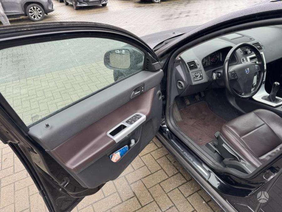 Black Volvo V50 2012 in Siauliai, with an engine capacity of 1.56 L and mileage of 219 thousand km for 3650 €, photo 12 on AUTOMOTO.COM.LV