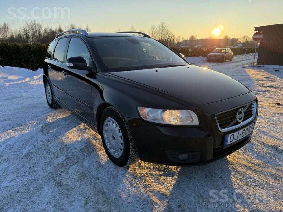 Black Volvo V50 2012 in Riga, with an engine capacity of 1.60 L and mileage of 303 thousand km for 4500 €, photo 2 on AUTOMOTO.COM.LV
