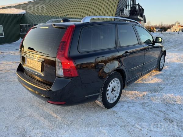 Melns Volvo V50 2012 Rīga, ar dzinēja tilpumu 1.60 L un nobraukumu 303 tūkst. km par 4500 €, foto 3 vietnē AUTOMOTO.COM.LV